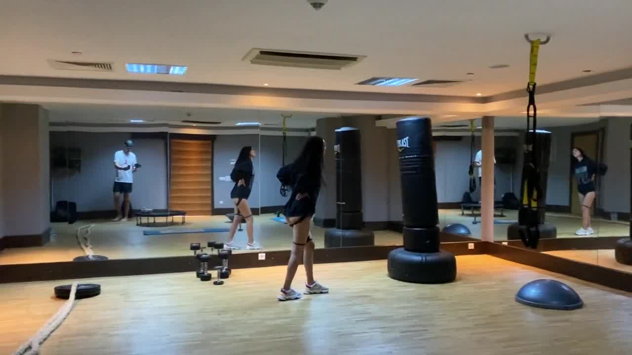 多汁的屁股的黑发与猫Lovense Control的可爱郁郁葱葱的健身 Seqingx