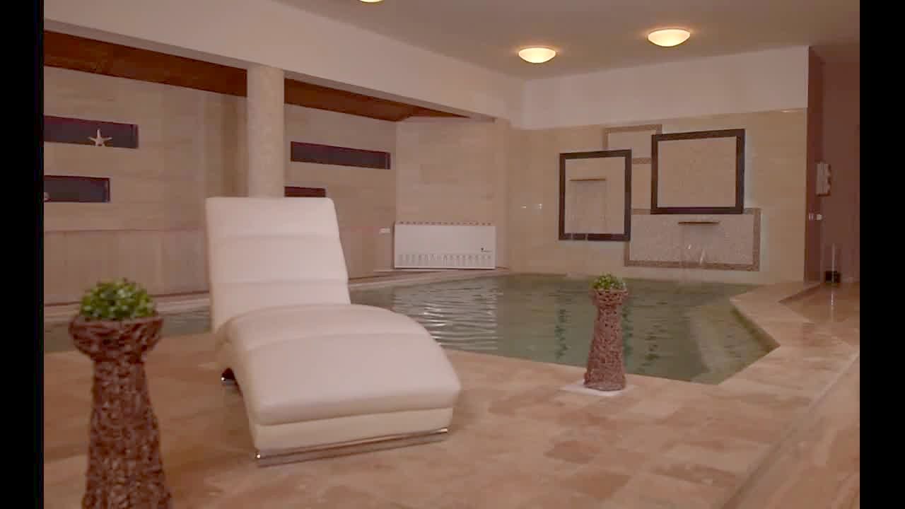 Incredible Curvy Lady Seduced And Fucked At The Spa