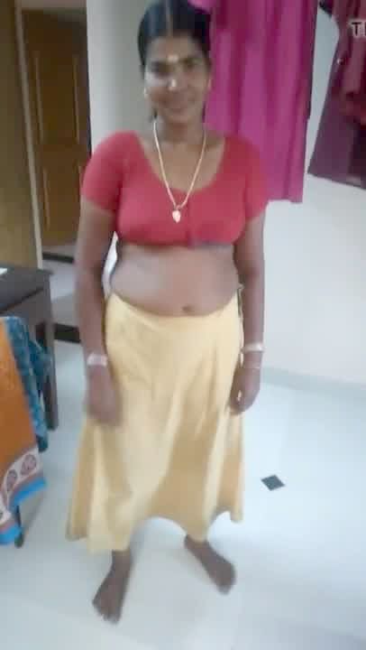Hot Aunty In A Saree Shows Her Naked Bod To Nearby Resident