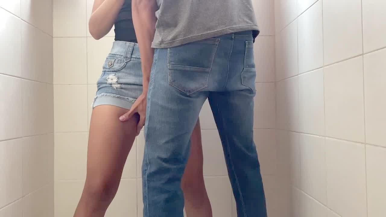 I Have Prompt Hook Up With My Bf In A Public Toilet