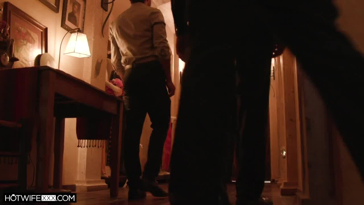 beautiful chesty slutwife wants a mass ejaculation blowbang while husband sees - hotntubes.com