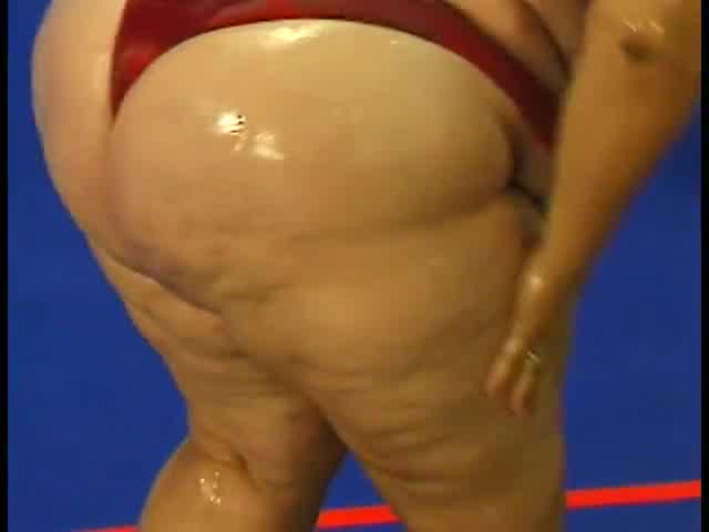 worn white haired bbw asked her nearby friend toy her crevasses - hotntubes.com