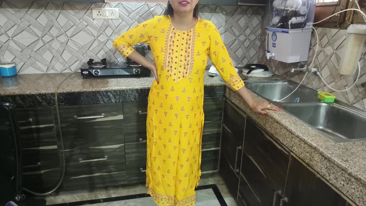 Desi Bhabhi Kitchen Me Khana Bana Rhi Thi Tbhi Dever Ne Piche Se Li Bhabhi Ki - Xalabahia.com
