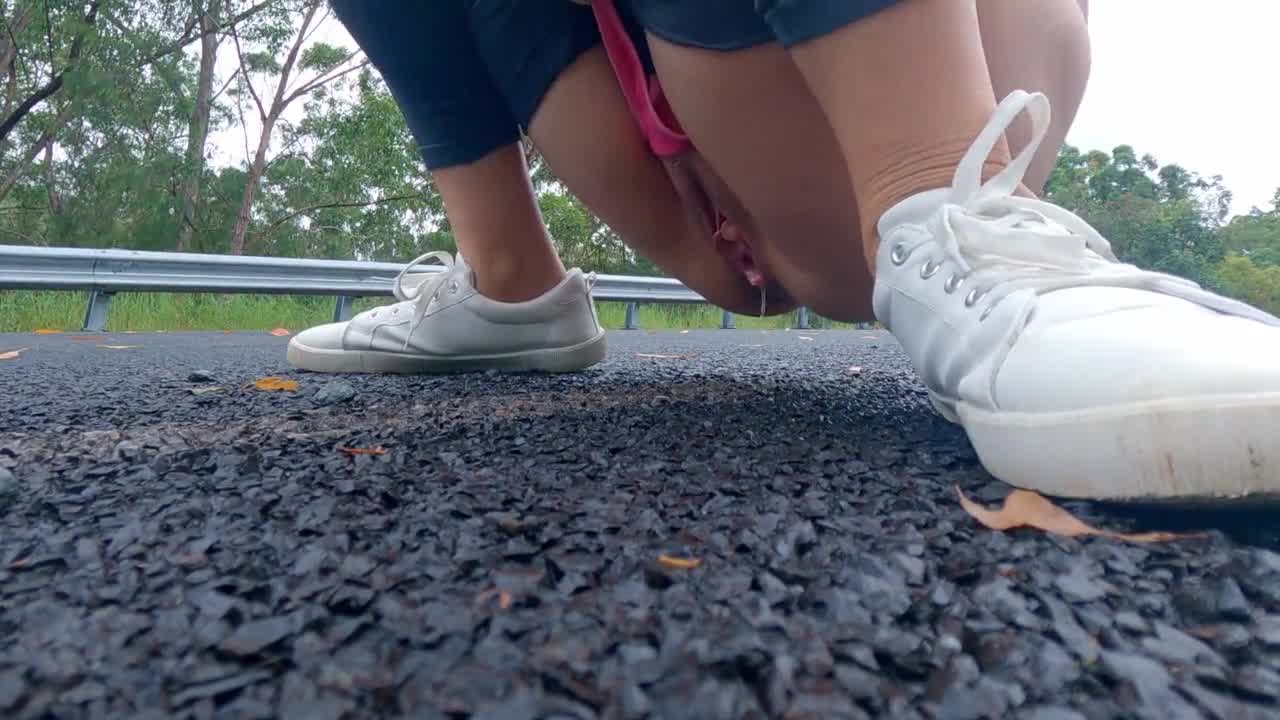 peeing in the middle of the road - hotntubes.com