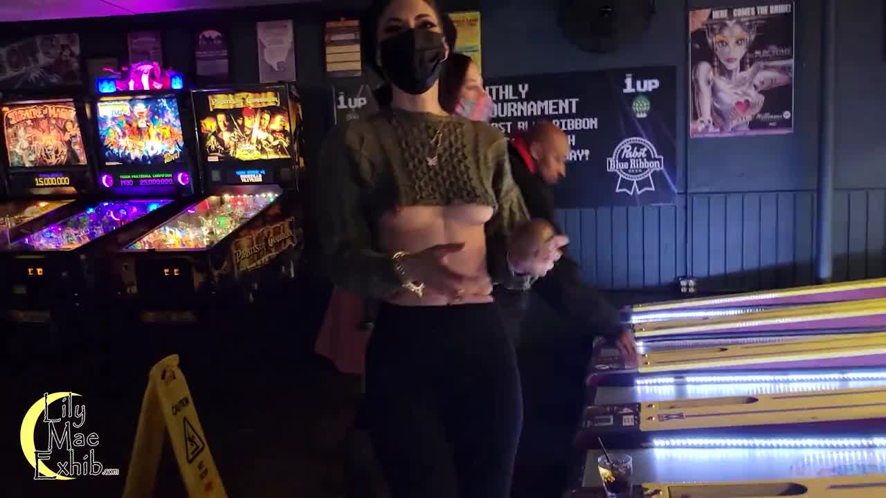 brazenly posing globes in a busy arcade - hotntubes.com