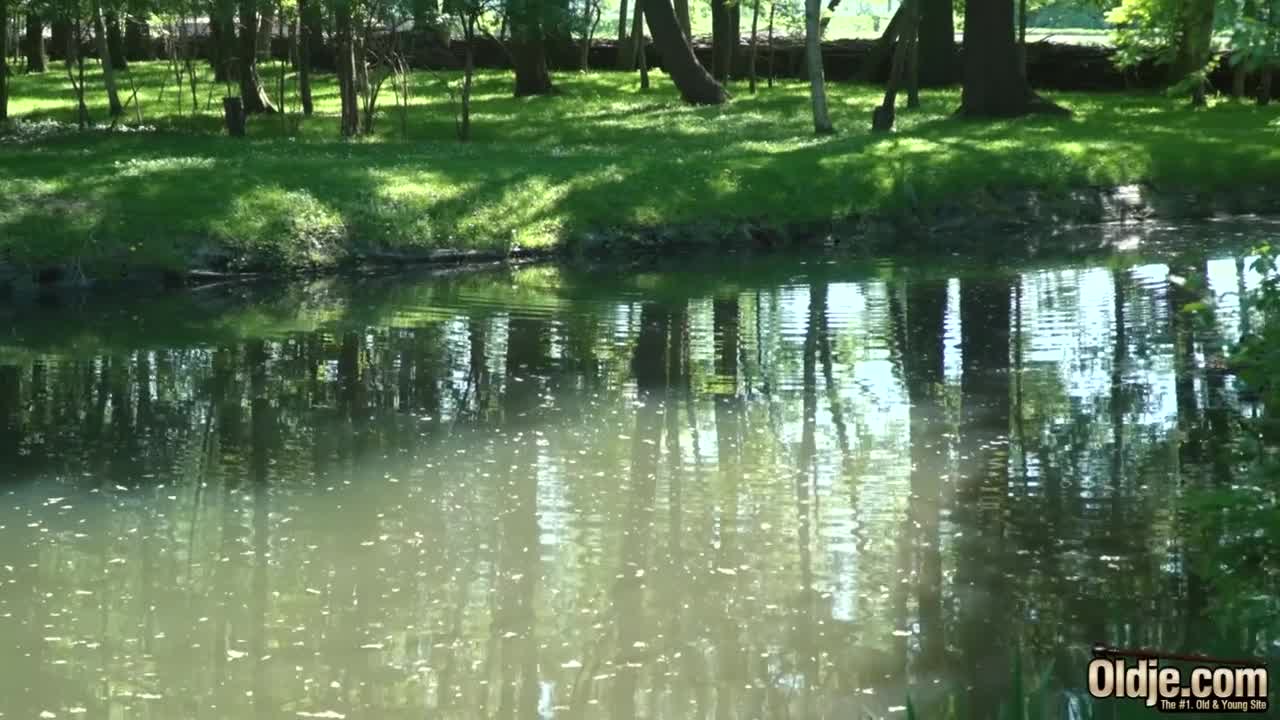 يحصل الجد على اللعنة على كس عذراء ضيق ويحصل على اللسان