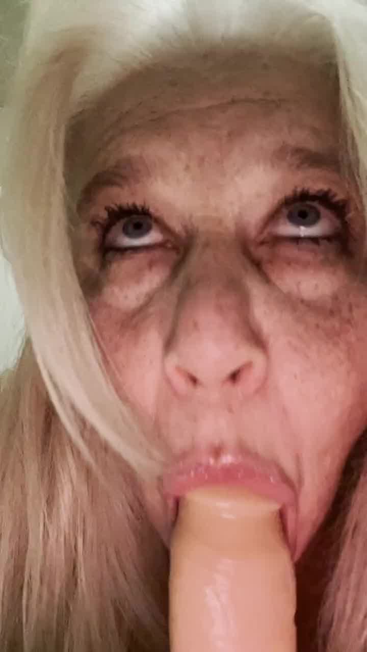 close - up dick giving head - hotntubes.com