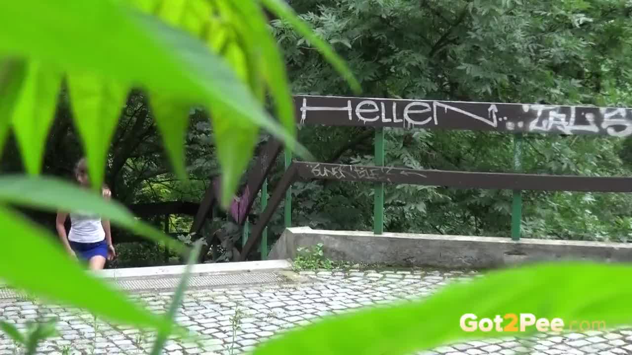 honey likes peeing in public - hotntubes.com