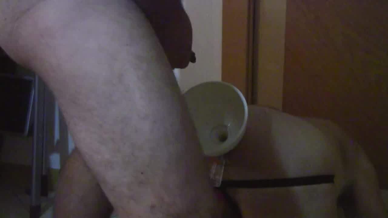 pissing - hotntubes.com