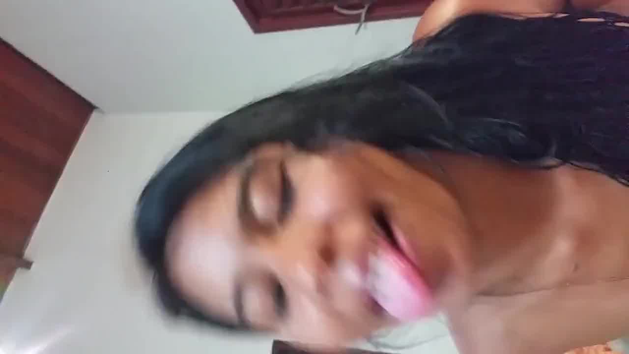 safada brasileira chupando pau de velho two - hotntubes.com