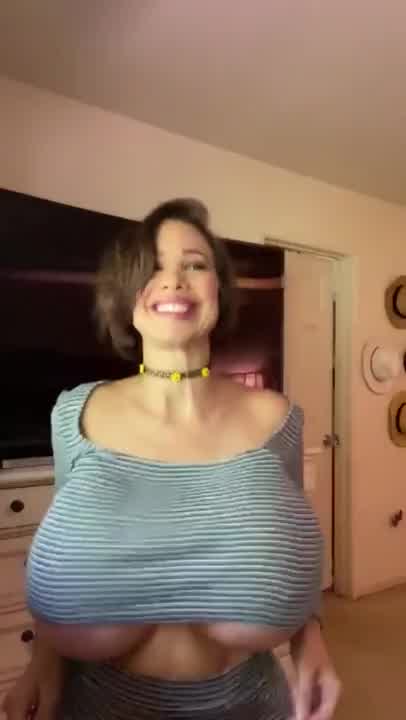 ample tits in slow-motion - hotntubes.com
