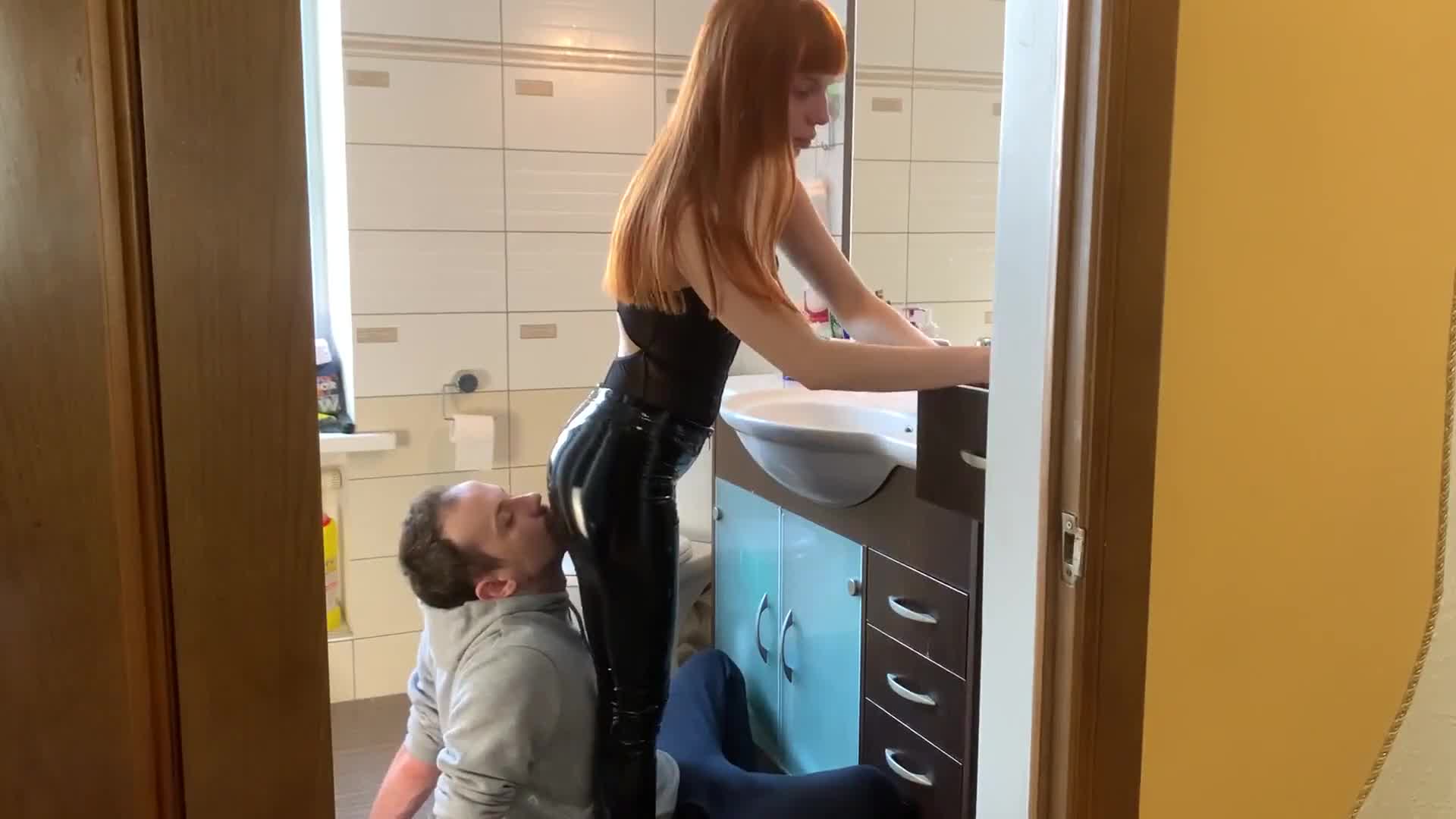 Face Stool For Goddess Kira In Spandex Pants Fullweight Pussy 4048