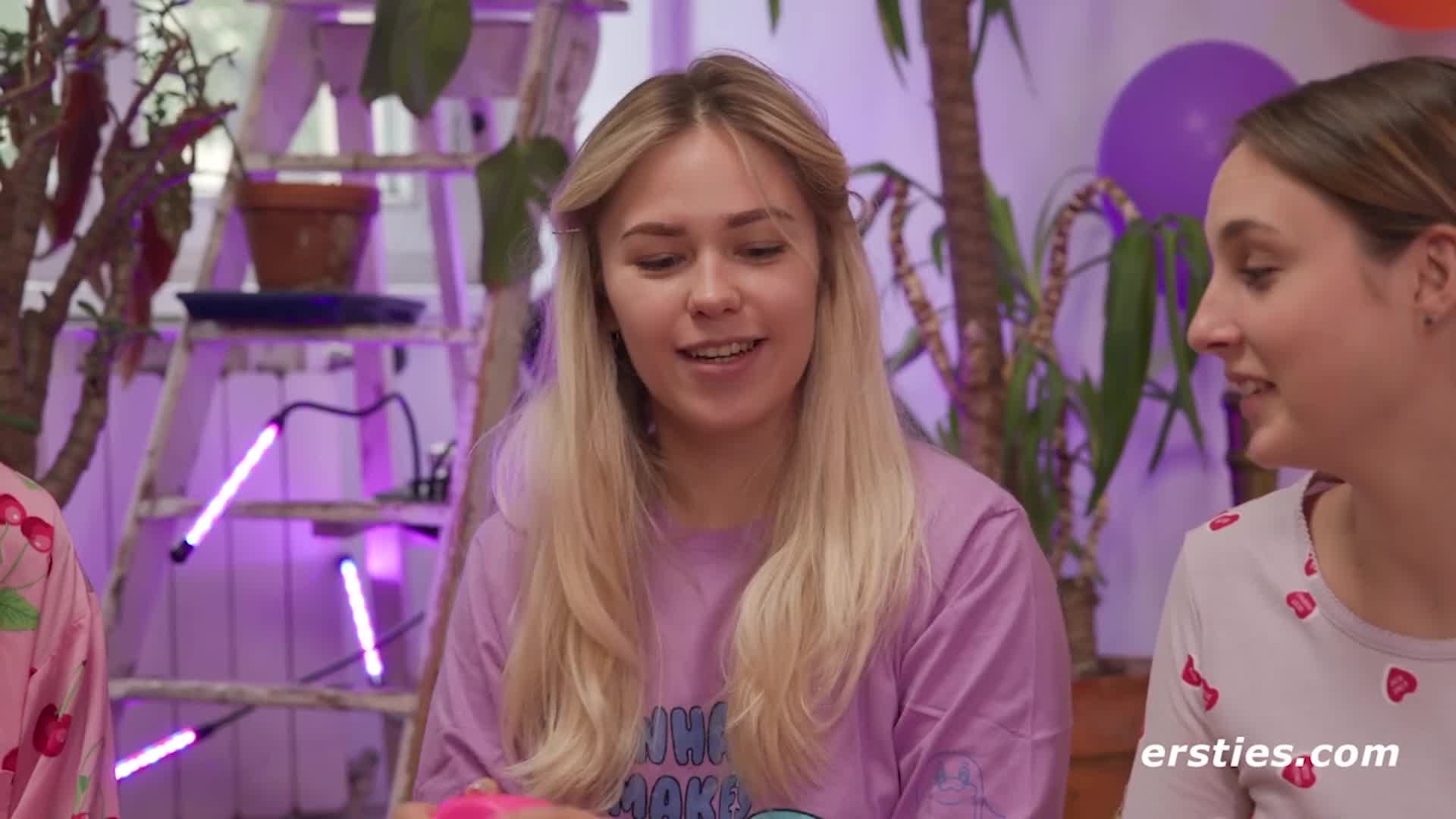 mind-blowing gals get to know each other nicer - hotntubes.com